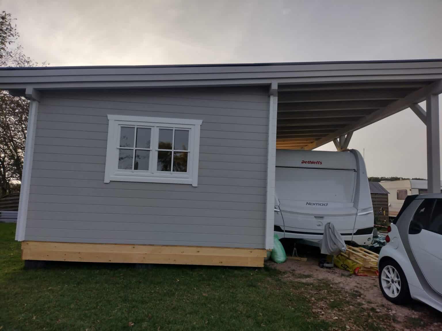 Vorbau an Wohnwagen mit Überdachung des Wohnwagens | Karst Holzhaus